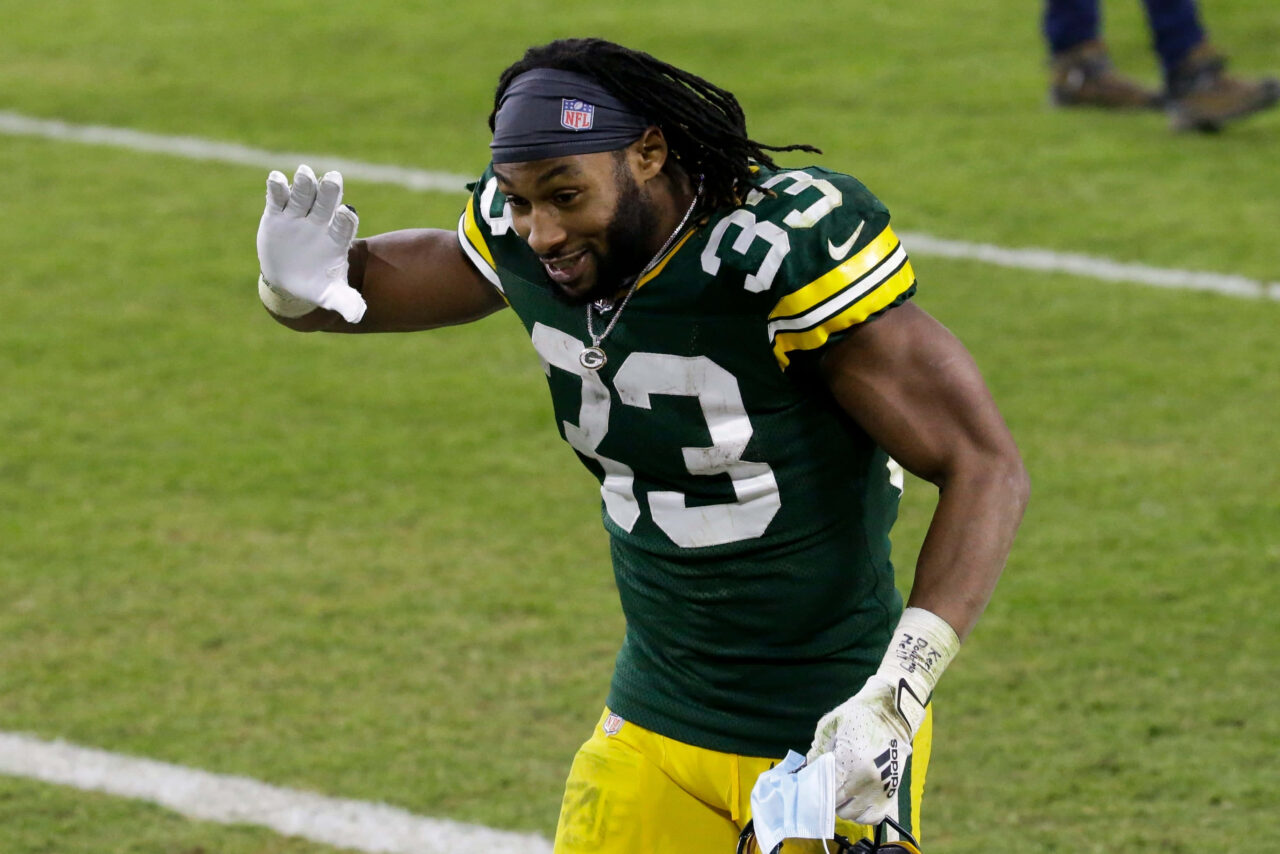 Aaron Jones Green Bay Packers Smiling Running Back Wallpaper ...