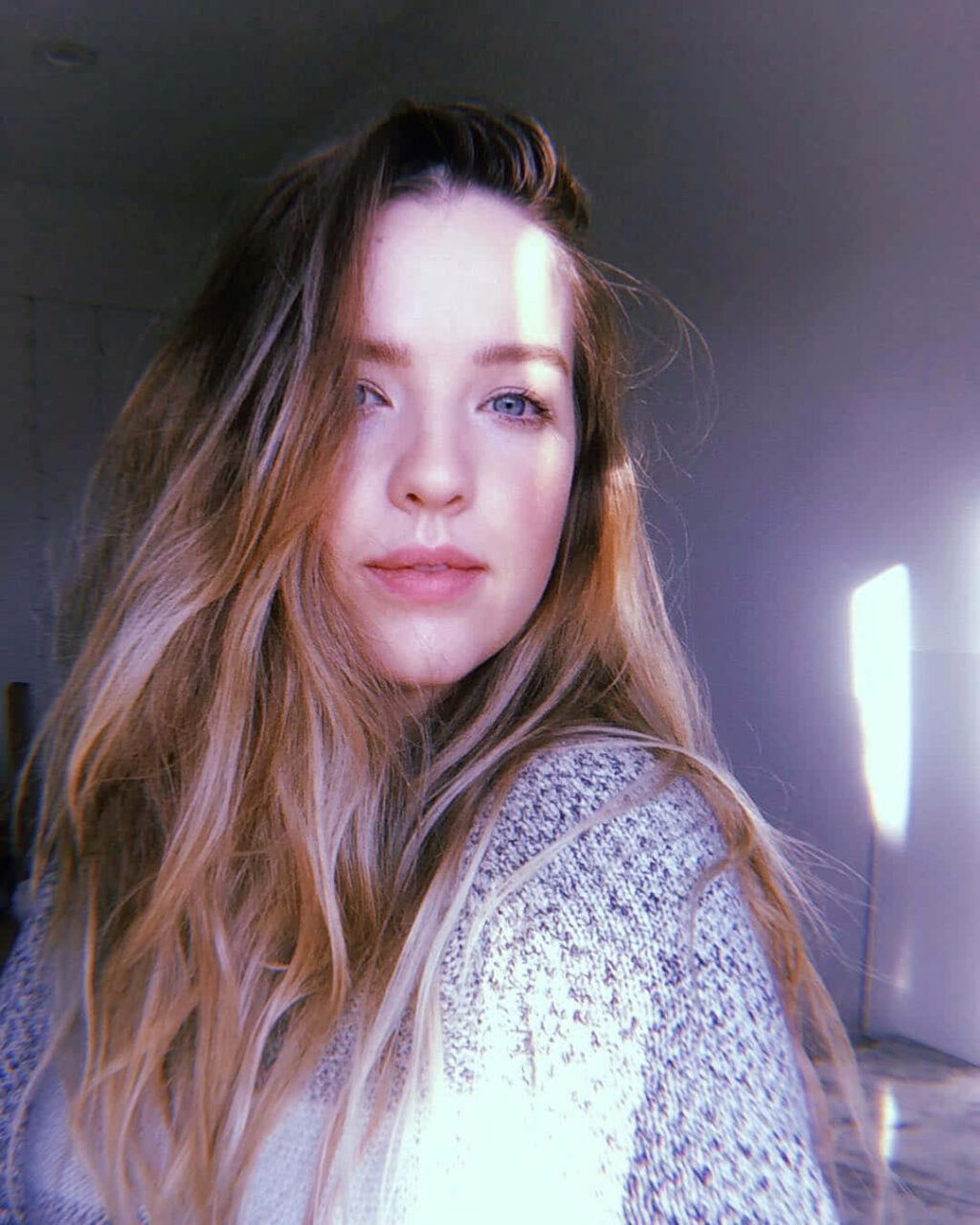 Aislinn Paul Sunlit Portrait with Radiant Glow Wallpaper | Background ...