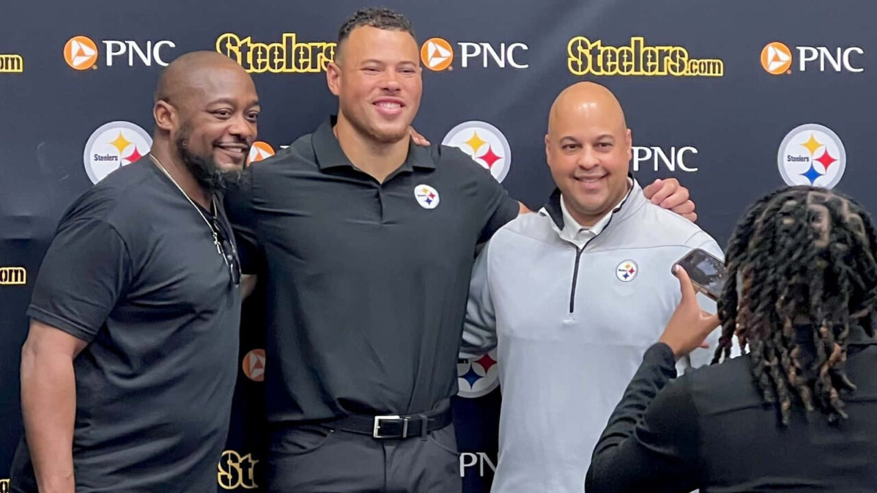 Alex Highsmith Smiling with Steelers Staff Steelers Wallpaper ...