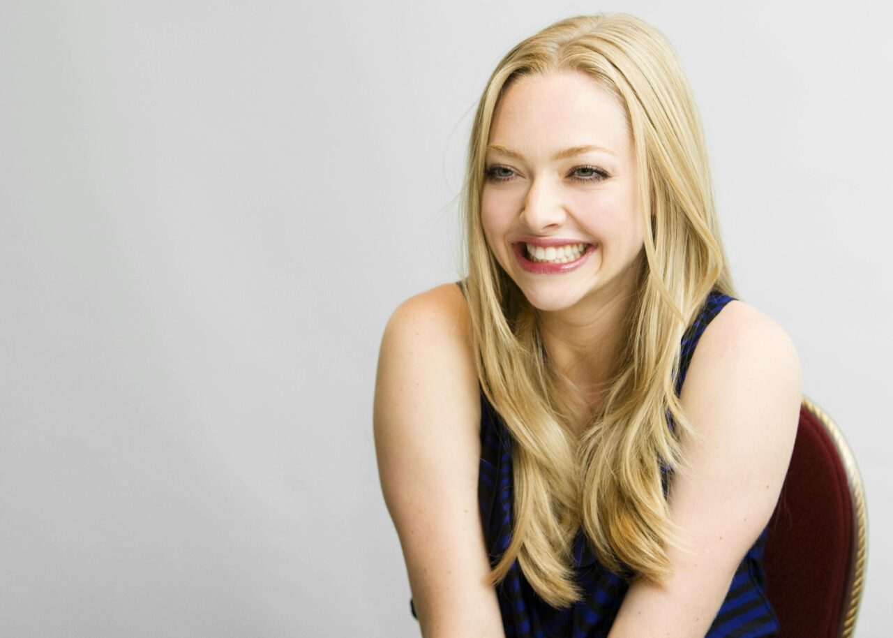 Amanda Seyfried Bright Smile Radiates Warmth Wallpaper | Background ...