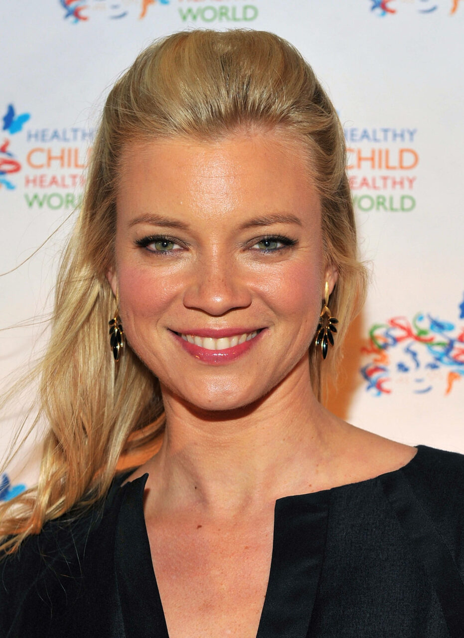 Amy Smart Supporting Healthy Child Healthy World Initiative Wallpaper ...