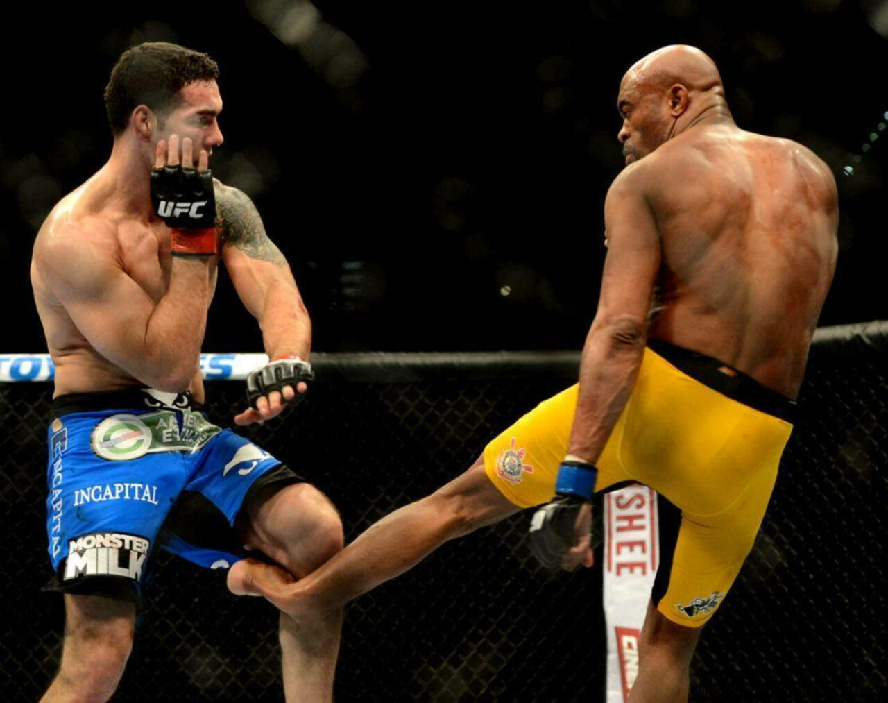 Anderson Silva Powerful UFC Knee Kick Striking Skills Wallpaper ...