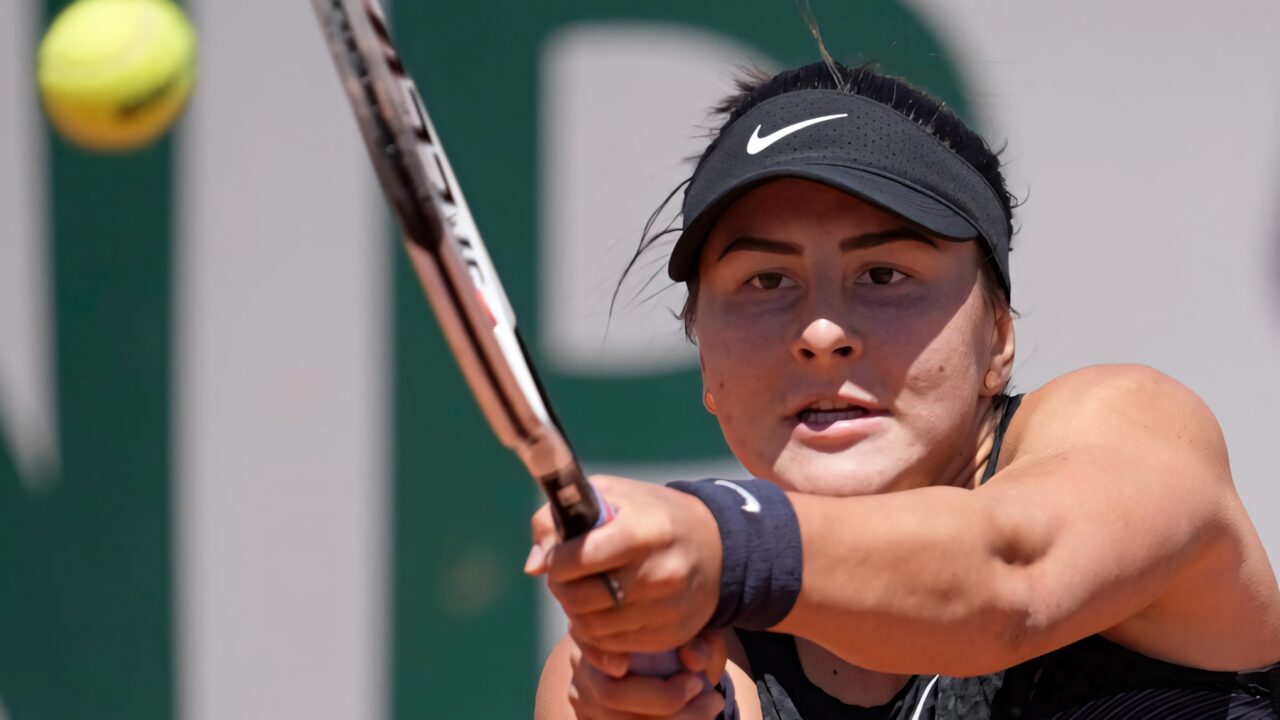 Bianca Andreescu Focused Tennis Return Action Wallpaper | Background ...