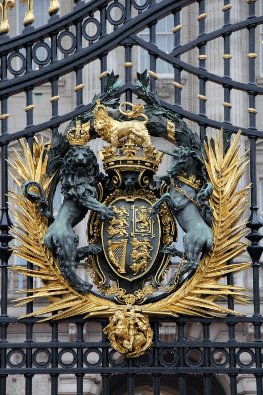 Buckingham Palace Gate Royal Crest Wrought Iron Wallpaper | Background ...