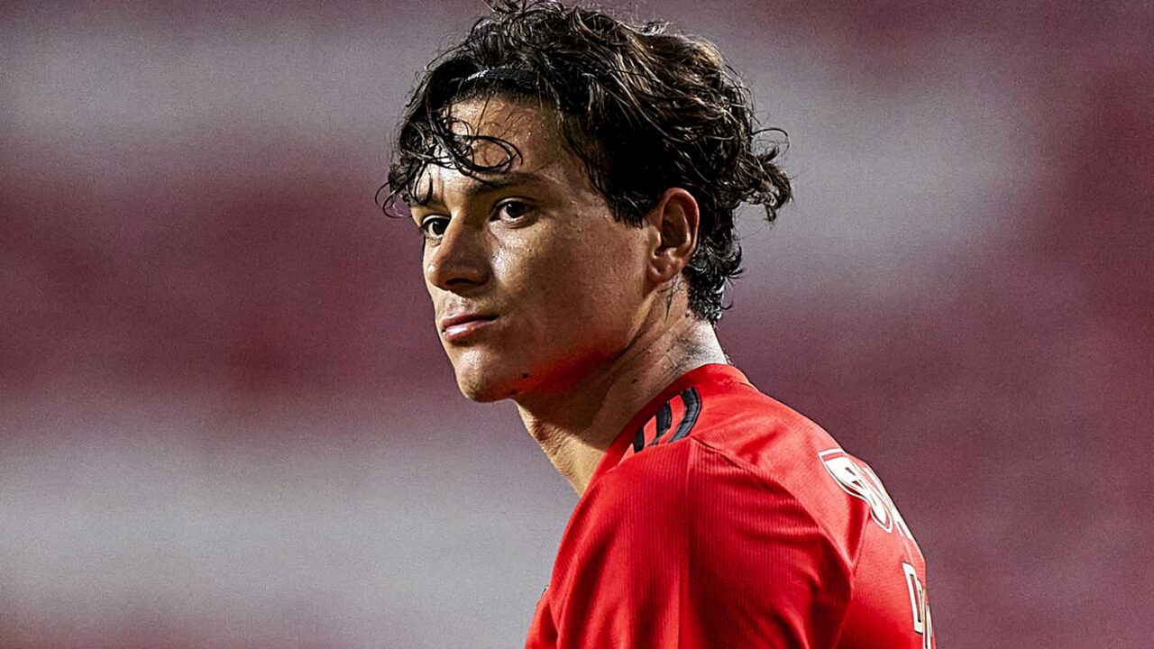 Darwin Núñez Red Jersey Portrait High-Resolution Wallpaper | Background ...