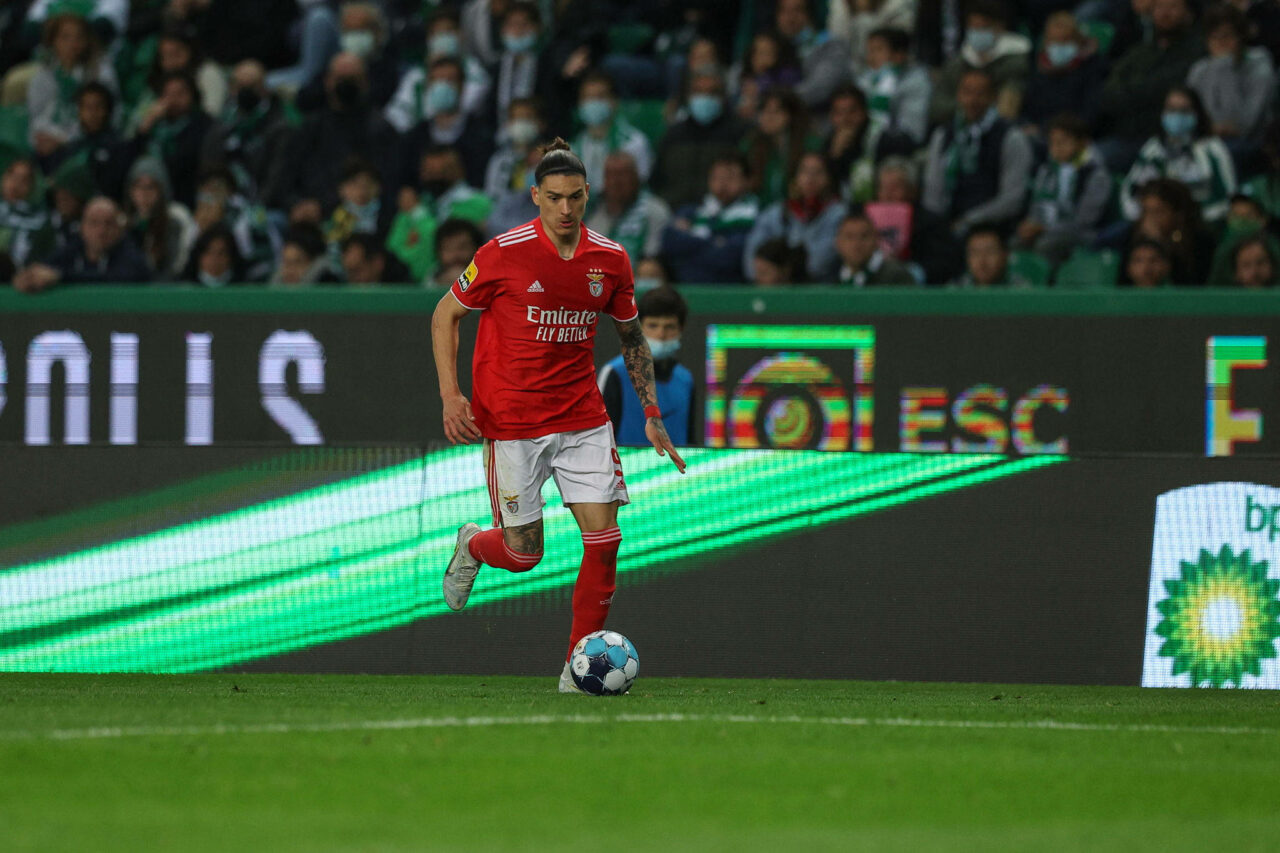 Darwin Núñez Sprinting in Benfica Red Football Wallpaper | Background ...