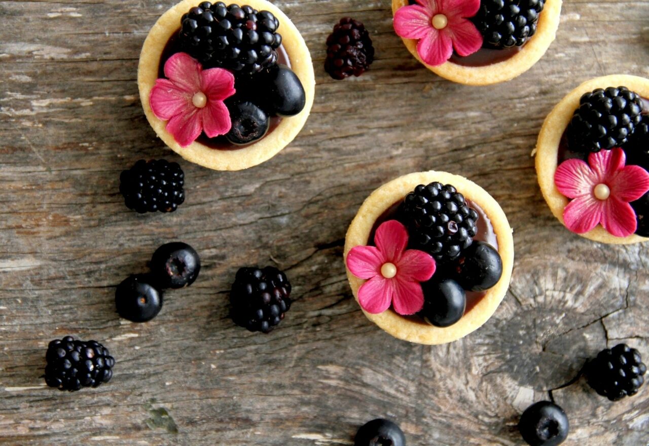 Berry Delight Mini Cakes Wallpaper | Background FREE Download - Vulplex.com