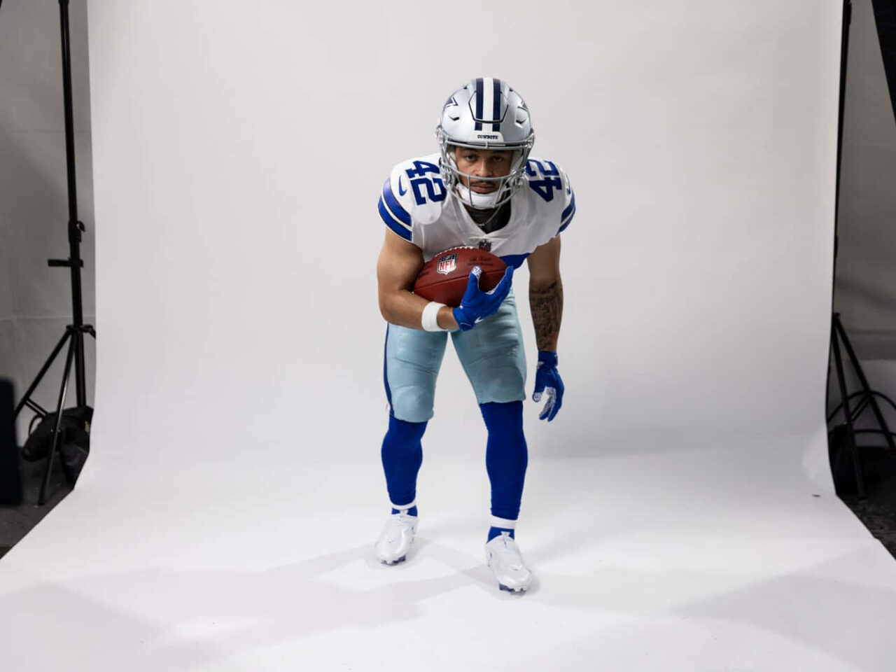 Deuce Vaughn Dallas Cowboys Pose Blue Silver Wallpaper | Background ...