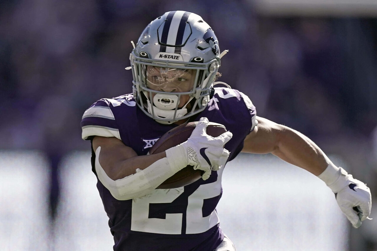 Deuce Vaughn in Action Kansas State Football Wallpaper | Background ...