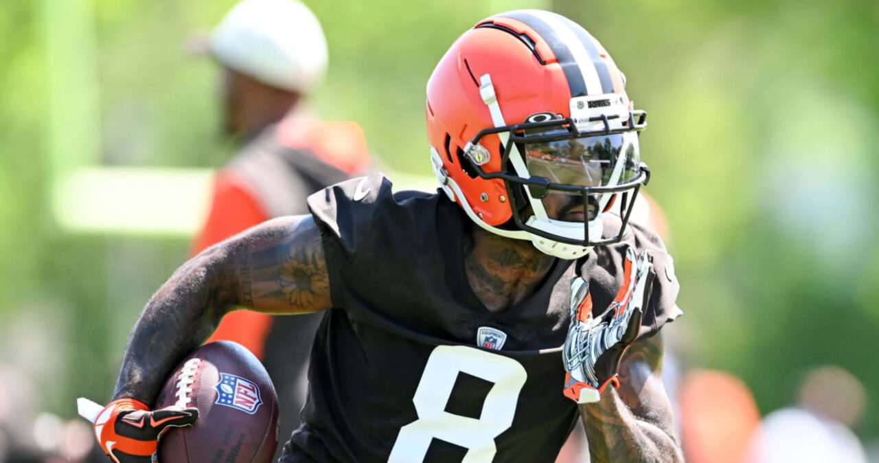 Elijah Moore Cleveland Browns #8 Football Action Wallpaper | Background ...