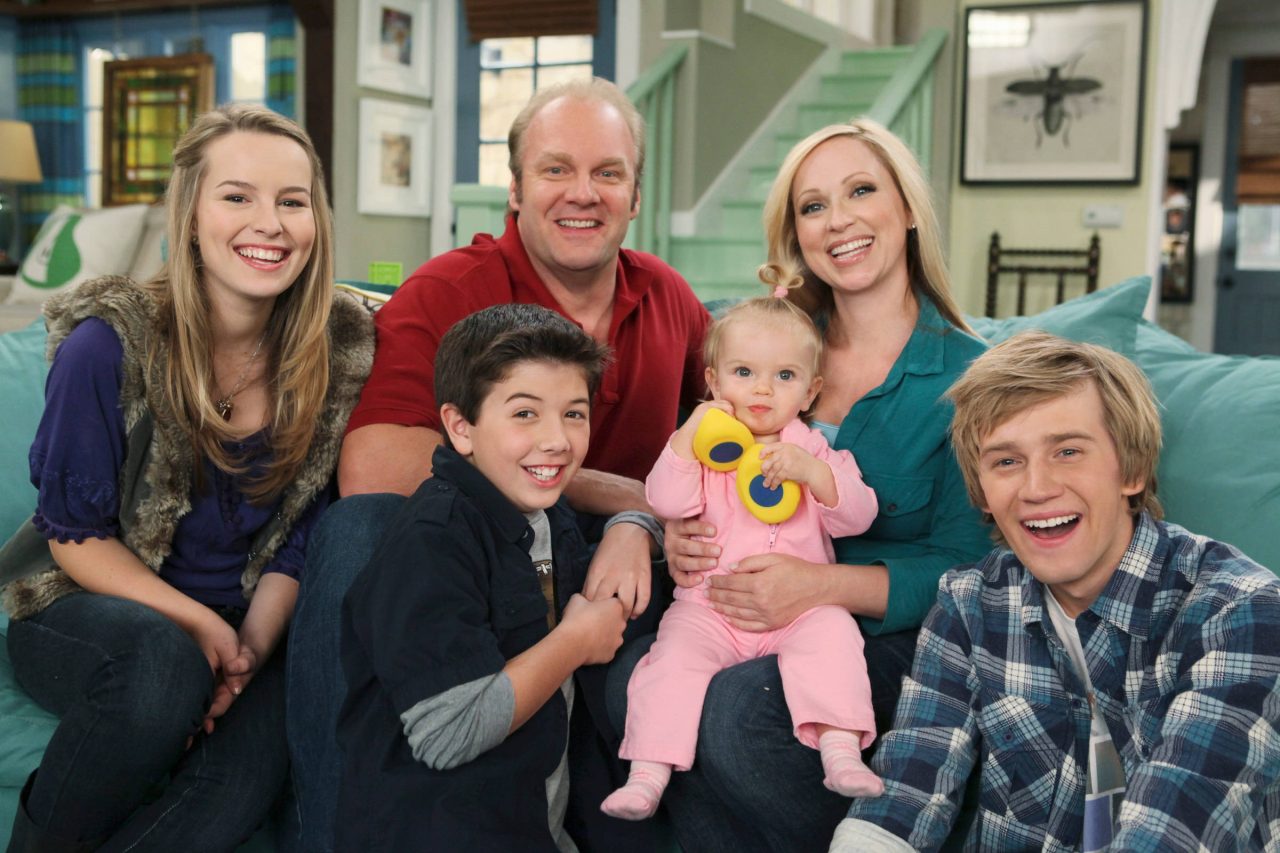 Good Luck Charlie Duncan Family Smiling Couch Wallpaper | Background ...