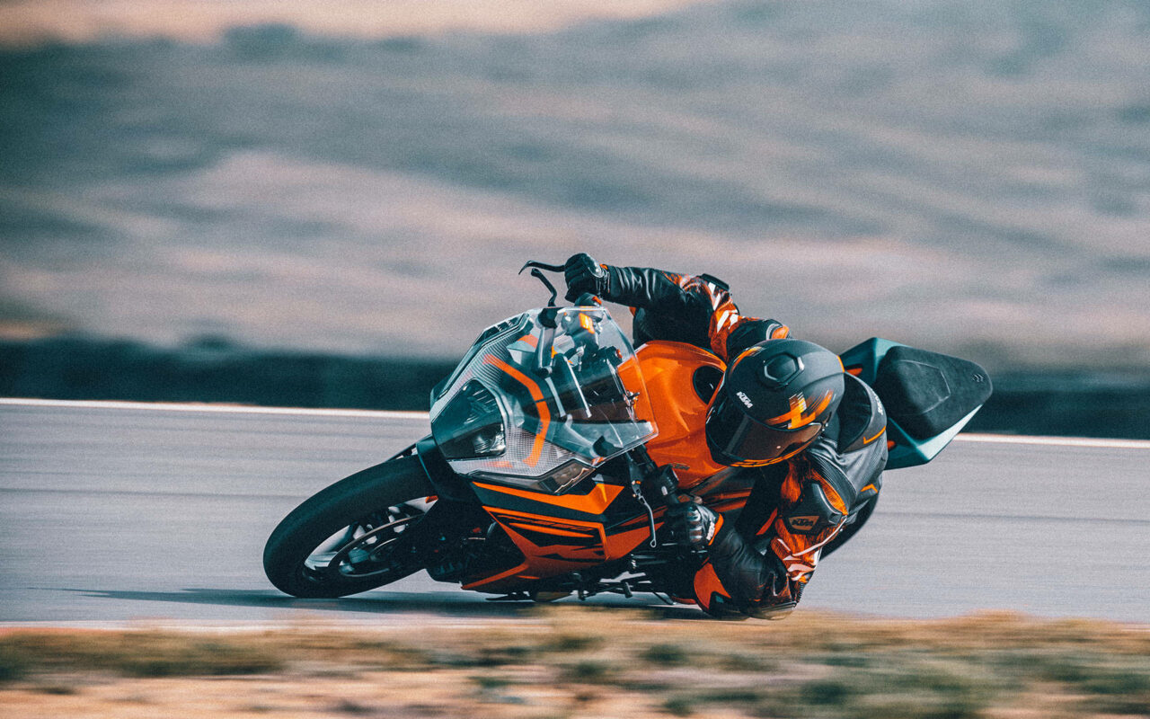 Dynamic Curve of KTM RC 200 Wallpaper | Background FREE Download ...