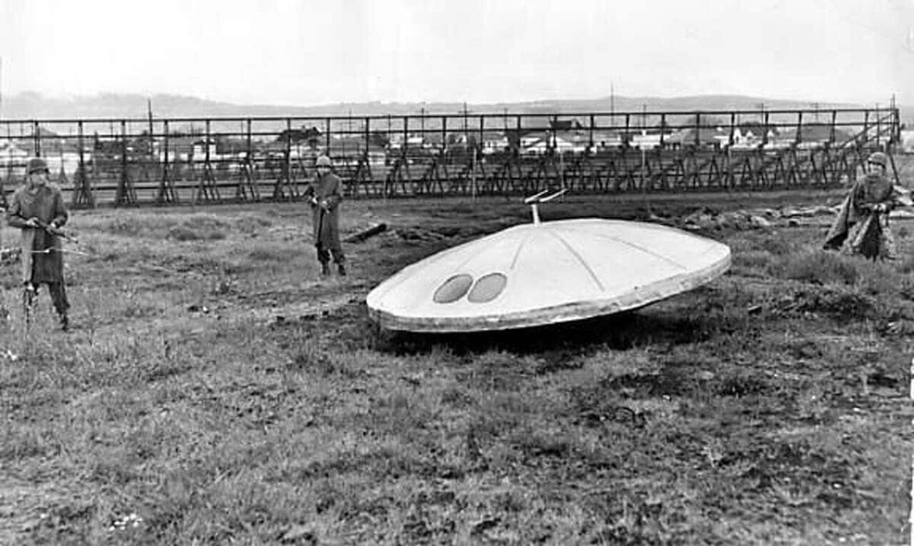 Mysterious UFO Crash with Soldiers Wallpaper | Background FREE Download ...