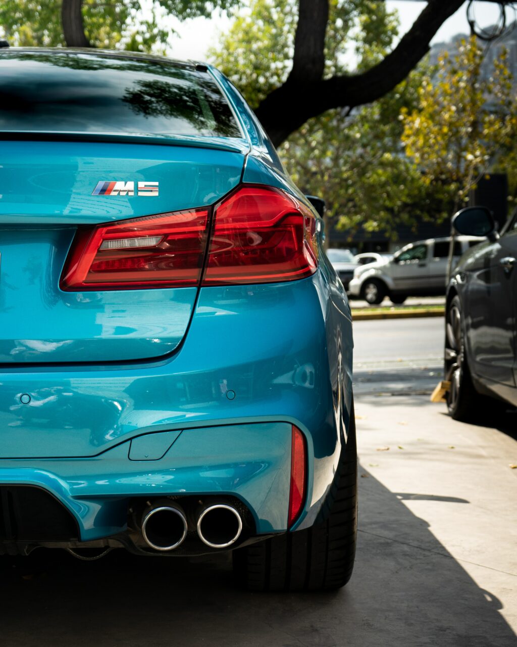 Sleek Blue BMW M5 Urban Wallpaper | Background FREE Download - Vulplex.com