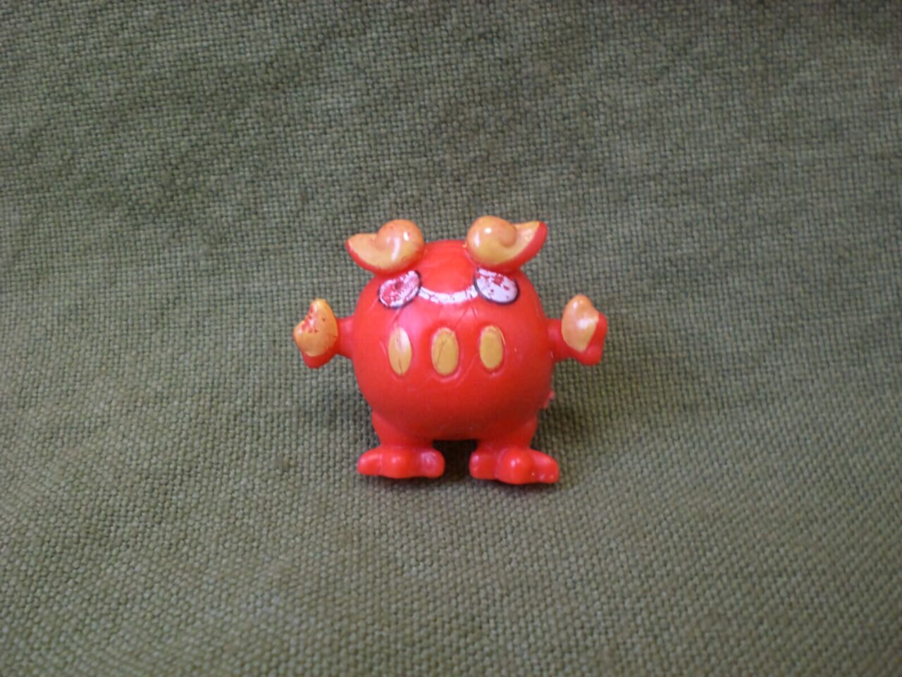 Red Darumaka Pokémon Playful Design Wallpaper | Background FREE ...
